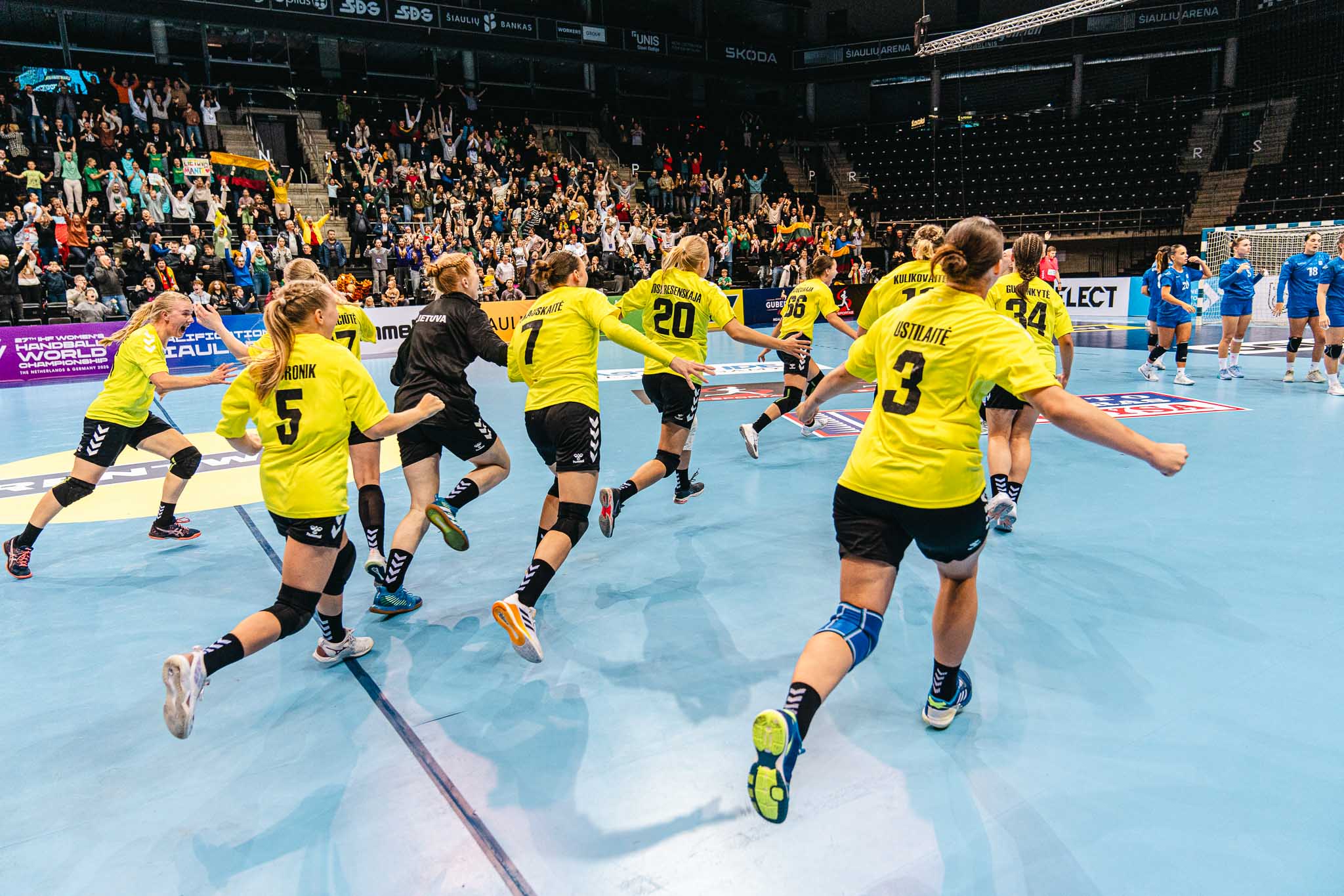 Po finalinės sirenos pergalę išplėšusios Lietuvos rankininkės tęs kovą ...